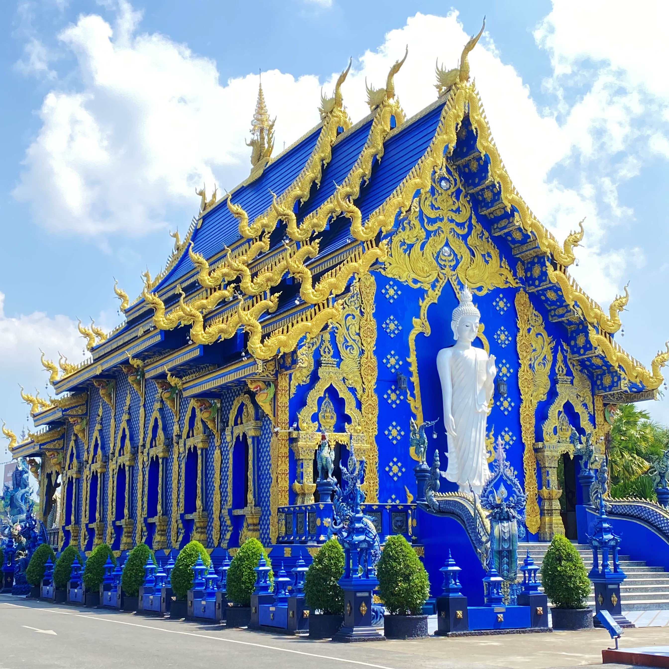 Ngôi chùa màu xanh độc đáo tại Thái Lan: WAT RONG SUEA TEN